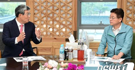 이철우 경북지사 만나 지역현안 설명하는 곽용환 고령군수