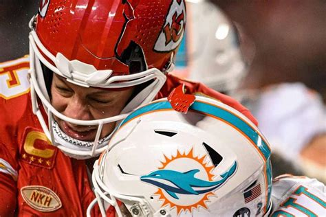 Patrick Mahomes Helmet ‘did Its Job When It Cracked During Ice Cold
