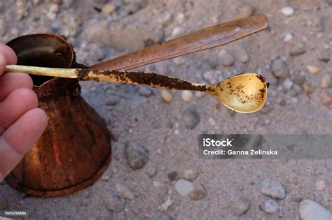 긴 손잡이가있는 황동 숟가락과 모래 위에 전통적인 터키 구리 커피 포트 인간의 손에 숟가락 갈색에 대한 스톡 사진 및 기타 이미지 Istock