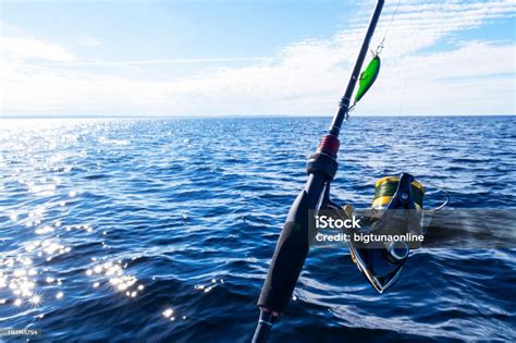 낚 싯 대는 선 클로즈업으로 스 피닝 링 낚 싯 대를 통해 크리스탈 여전히 물 낚 싯 대 반지 낚시 도구입니다 낚시 스 피닝 릴 부드러운 조명 낚시에 대한 스톡 사진 및