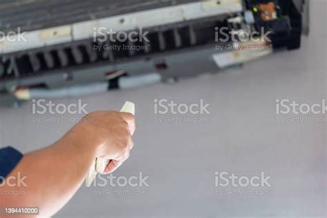 남성 기술자는 리모컨으로 에어컨을 켜고 남성 기술자는 실내 현대 에어컨을 수리하고 청소하며 유지 보수 및 수리 개념 건설 산업에 대한 스톡 사진 및 기타 이미지 Istock