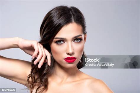 빨간 립스틱과 아름다운 젊은 패션 여성 얼굴의 깨끗한 피부를 가진 갈색 머리 여자 밝은 빨간 입술모델의 초상화 스튜디오에서