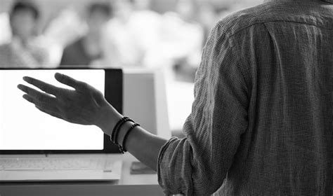 기업 비즈니스 컨퍼런스에서 강연하는 연사 프리젠 테이션 화면 앞에 발표자와 홀에서 청중 기업 및 기업가 세미나 에서 기업 임원 연설 경영자에 대한 스톡 사진 및 기타 이미지