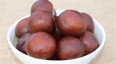 বাড়িতে গোলাপজাম বানিয়ে সবাইকে চমকে দিন