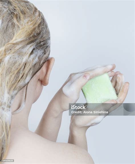 단단한 머리 샴푸 마른 샴푸로 머리카락을 거품을 내는 욕실에있는 금발 소녀의 클로즈업 거품과 엿보기 효과가 많이 있습니다 샴푸에 대한 스톡 사진 및 기타 이미지 Istock