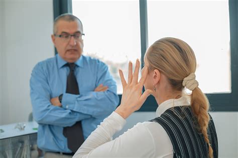 환자 여성은 앉아서 그녀의 얼굴에 손을 설명 하는 의사와 이야기 Hew 소원 의사 교차 팔 환자보고 대답 2명에 대한 스톡 사진 및 기타 이미지 Istock