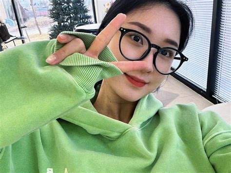 스하 👋🏻 스레드 한참 쉬고 다시 등장 ㅎㅎ 오늘 아침에 운동 2시간하고 오랜만에 친구들만나서 수다를 3시간떠니까 체력방전 자고 싶지만 지금자면 새벽에 깰거같아서 못