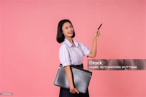 아시아 여학생 세계 교육 발표자 웃기 가리키는 펜 책가방 들기 유명 학교와 개인 교습소에서 공부 분홍색 배경의 스튜디오에서 사진 찍기 가상현실에 대한 스톡 사진 및 기타