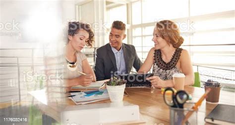 회의 중 태블릿을 사용하는 3 명의 성공적인 비즈니스 사람들의 이미지 모임에 대한 스톡 사진 및 기타 이미지 모임 20 29세 3 명 Istock