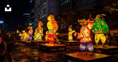 밤 시간에 갈색 나무 테이블에 서있는 사람들 사진 Unsplash의 무료 서울 이미지