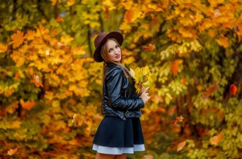 배경 화면 여자들 모델 갈색 머리의 긴 머리 Women With Hats 모자 뷰어를보고 웃고있는 빨간 립스틱