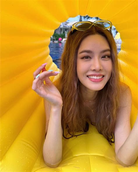 บันเทิง เกรซ กาญจน์เกล้าอวดเอวบาง สวมบิกินี่สีสันสดใส