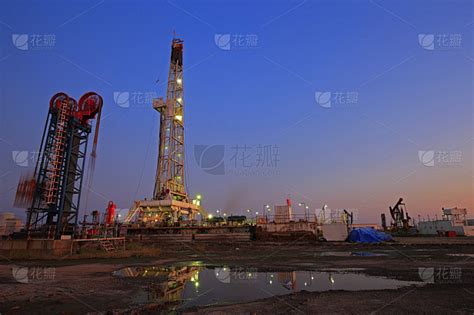 石油钻井平台在美丽的夜晚