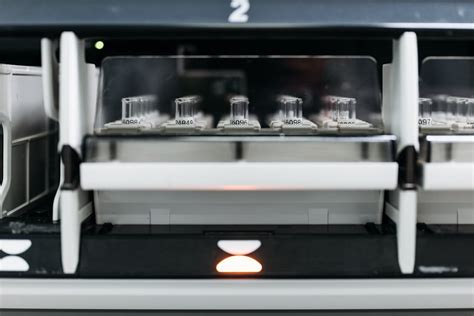 객관적인 견본 과학 과학적 과학적인 방법 기계 기술 깨끗한 방 도구 멸균 된 병리학 분석 산업의 생명 공학 생화학 선반 시험관 실험 실험실