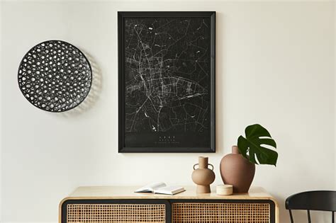 검은 모의 포스터지도 나무 Commode 검은 둥근 장식 꽃병과 우아한 개인 액세서리잎 거실 인테리어의 미니멀 한 구성 템플릿