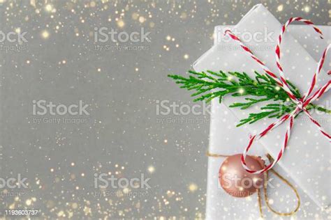 반짝이는 눈빛으로 회색 배경에 빨간 꼬기 녹색 나뭇 가지 황금 공으로 묶인 흰색 종이에 싸인 선물 상자 스택 크리스마스 새해 선물 0명에 대한 스톡 사진 및 기타 이미지