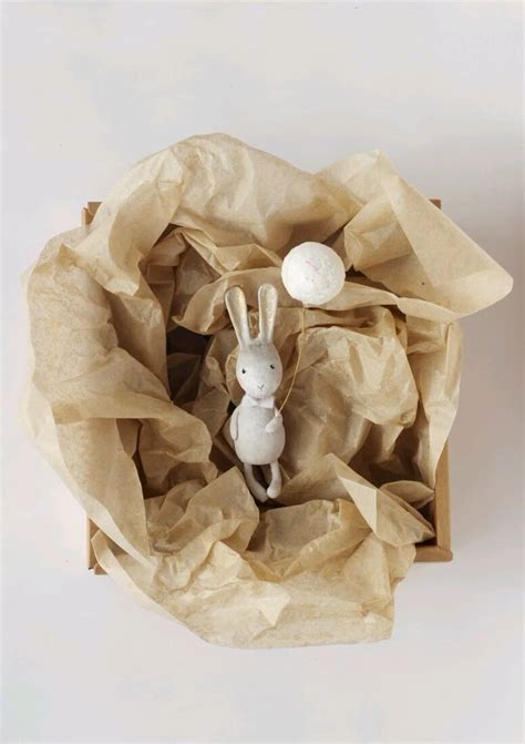 Елочная игрушка серый кролик с шариком