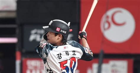 안타 때려내는 강백호 사진