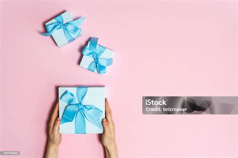 크리스마스 Hew 년 또는 생일 개념 플랫 레이 및 텍스트에 대 한 빈 공간을 가진 분홍색 배경에 고립 된 여자 손에 세