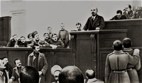 17 по новому стилю апреля 1917 года в Петрограде В И Ленин выступил с докладом о задачах