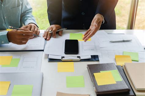 스마트 폰 응용 프로그램 레이아웃 프로토 타입 프로젝트에 설계 Ux 또는 Ui 디자이너 2명에 대한 스톡 사진 및 기타 이미지 2명 개발 건설 프레임 Istock