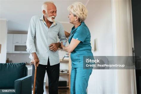 간호사는 환자를 돌보는 여성 간호사 지원 시니어 남자 에 도보 2020년에 대한 스톡 사진 및 기타 이미지 2020년 2명 60 69세 Istock