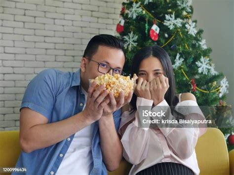 아시아 커플 남자 여자는 함께 집에서 발렌타인 축제를 축하하고 팝콘을 먹는다 2명에 대한 스톡 사진 및 기타 이미지 2명 가정 생활 가족 Istock