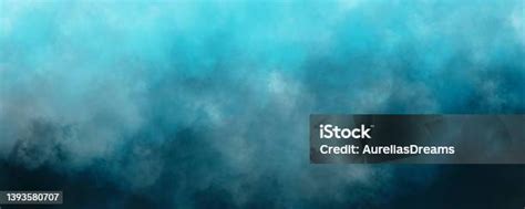 어두운 청록색 파란색과 회색 추상적 인 안개가 자욱한 배경 디자인과 수채화 칠한 그라디언트 색상 아트 텍스처와 파노라마 배너 헤더 이미지의 극적인 연기 또는 연무 그런 지