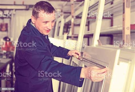 Pvc 창 생산 노동자 강철에 대한 스톡 사진 및 기타 이미지 강철 건강관리와 의술 기업 재무와 산업 Istock