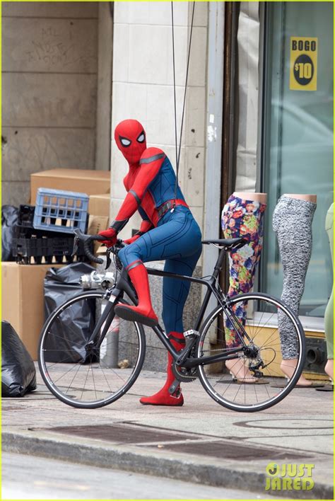 Photo Spider Man Swings Into Action On Set 04 Photo 3704528 Just