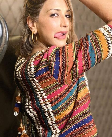 Sonali Bendre Scrolller