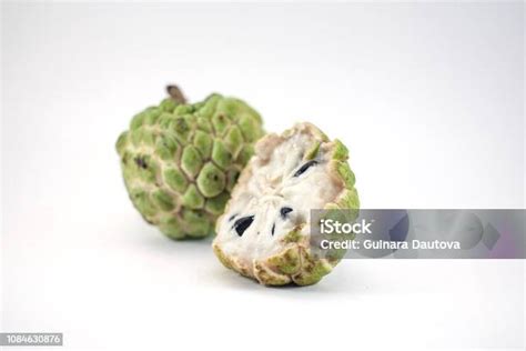 설탕 사과 또는 커스터드 애플 슬라이스 고립 된 흰색 배경 이국적인 열 대 태국 Annona 또는 덕분에 과일 커스터드 애플에