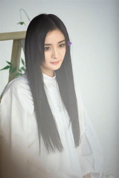 杨幂亲手为粉丝制作蛋糕 单手比耶面露微笑明媚动人 眼界，放眼世界