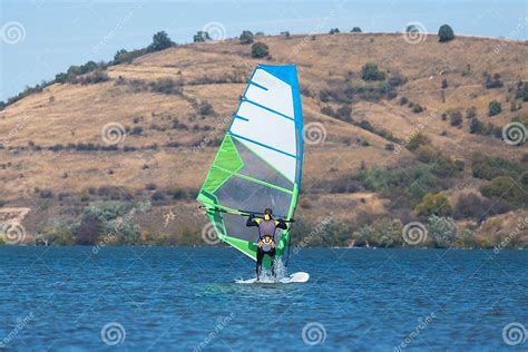 Deportes Náuticos Recreativos Windsurf Windsurf Surfando El Viento En Olas En El Océano Mar