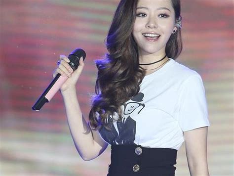 张靓颖花式高跟秀大美腿！！！