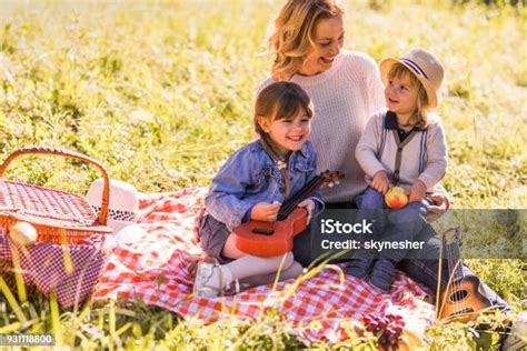 행복 한 어머니 자연에 소풍에 그녀의 작은 아이 들과 함께 즐기는 3 명에 대한 스톡 사진 및 기타 이미지 3 명 가족 건강한 생활방식 Istock
