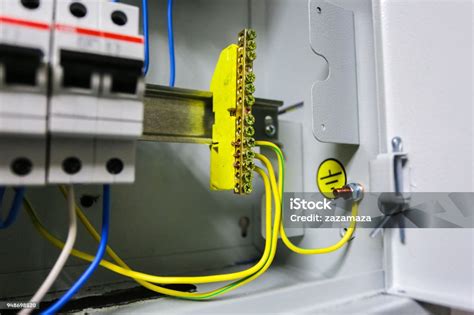 전기 접지 전선은 구리 지상 막대 또는 금속 전기 차단기 상자에서 지구 결합 바 전기 회로 차단기와 연결 및 접지 접지 볼트 근처 기호 전기 전기 연료 및 전력 생산에 대한