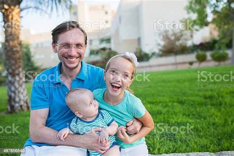활기참 아버지도 계셨지요 함께 그의 작은가 어린이 네이쳐향 12 17 개월에 대한 스톡 사진 및 기타 이미지 12 17 개월 2015년 3 명 Istock
