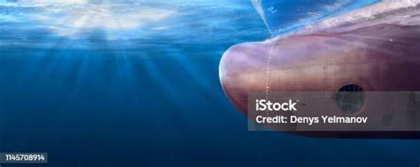 국제 선적 컨테이너 터미널에 바다에서 항해 하는 큰 화물 선박 이미지 디테일을 클로즈업 해 서 활 태양 광선을 가진 수 중 보기