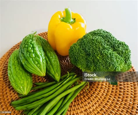 등나무 매트에 신선한 야채입니다 갓 씻은 농산물 여주 브로콜리 노란 피망 녹두 건강한 생활방식에 대한 스톡 사진 및 기타 이미지 건강한 생활방식 건강한 식생활 과일