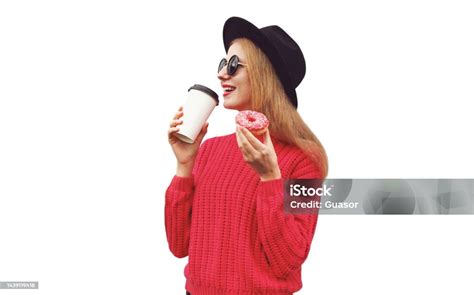 하얀 배경에 고립 된 도넛과 커피 한 잔을 가진 쾌활한 젊은 여성의 초상화 흰색 배경에 대한 스톡 사진 및 기타 이미지 흰색