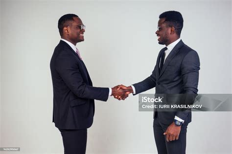 아프리카 계 미국인 은행 매니저 및 어두운 피부색의 소유자 Ceo 사업가와 함께 흰색 배경으로 스튜디오에서 악수하십시오 다국적 팀워크 하이파이브 핸드셰이킹 악수에 대한 스톡