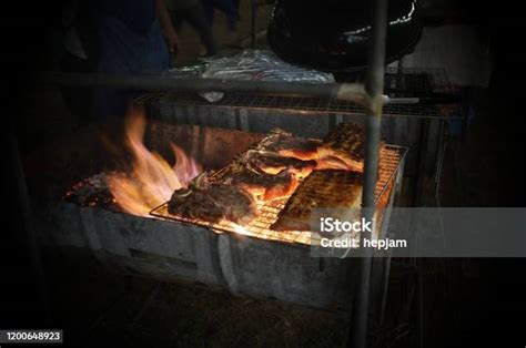닫다 신선한 생 고기 쇠고기와 돼지 고기 슬라이스 그릴 랙 숯불 난로에 굽기 야외 에서 바베큐 캠핑 요리 갈비 음식에 대한 스톡 사진 및 기타 이미지 Istock
