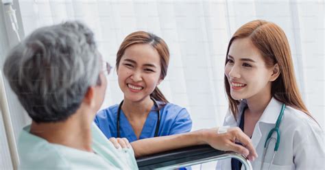 아시아 의사 여성과 간호사는 병원에서 휠체어에 앉아 장애인 노인 환자를 격려 아시아 의료 개념 사진 Unsplash의 간병인 이미지