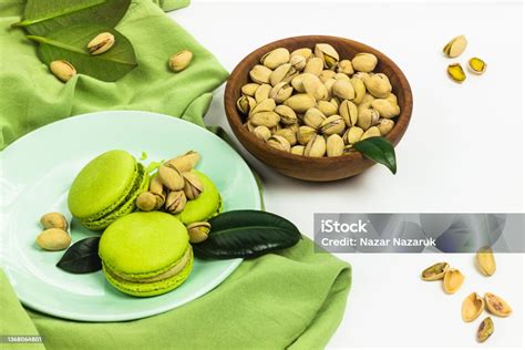 흰색 배경에 피스타치오 마카롱과 견과류 나무 그릇과 녹색 마카롱 케이크에 피스타치오 너트 0명에 대한 스톡 사진 및 기타 이미지 0명 가루 설탕 건강한 식생활