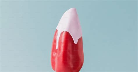 파스텔 블루 배경에 아이스크림 스틱이 있는 고추 음식 창조적 인 개념입니다 사진 Unsplash의 아이스크림 선디 이미지