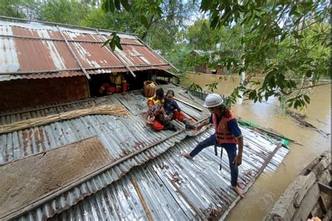 မင်းဘူး စကု မြို့နယ်မှ ဧရာဝတီမြစ်ရေဝင်ရောက်သည့် အိမ်ထောင်စုဝင်မိသားစုများအား ရေဘေးရှောင်စခန်းမ