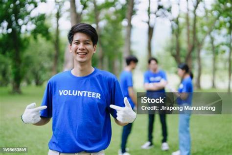 다민족 자원봉사자들은 공원의 오염을 줄이기 위해 재활용할 플라스틱 폐기물을 수거하기 위해 검은색 쓰레기 봉투를 들고 시간을 기부합니다 가방에 대한 스톡 사진 및 기타 이미지