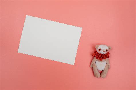 분홍색 배경에 흰색 엽서와 테디 베어를 빈 크리스마스 새해 발렌타인 데이 세계 여성의 날 또는 어머니의 날 구성 복사 공간이 있는 플랫 레이 개념에 대한 스톡 사진 및 기타