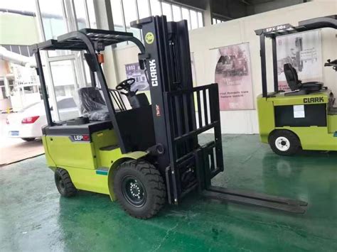 3吨电动叉车克拉克叉车 叉车库